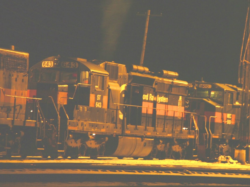 SD26 643 idling at night